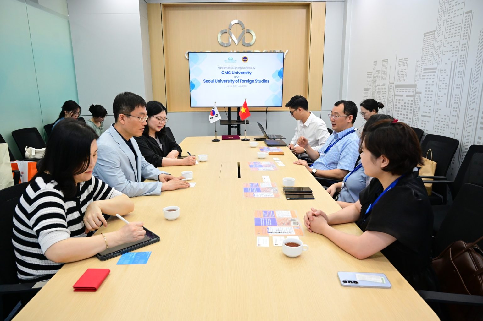 Trường Đại học CMC ký kết Biên bản ghi nhớ (MOU) với Đại học Ngoại ngữ ...